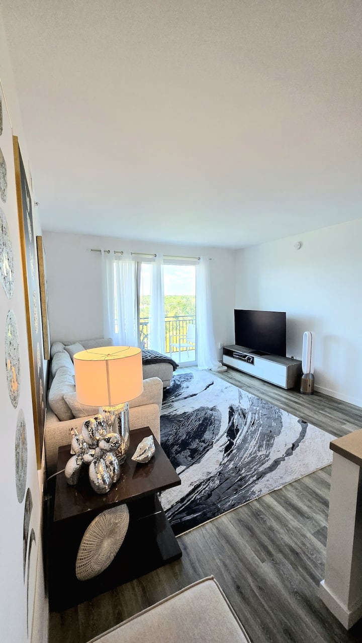 Bright & Stylish Apartment - Fort Lauderdale