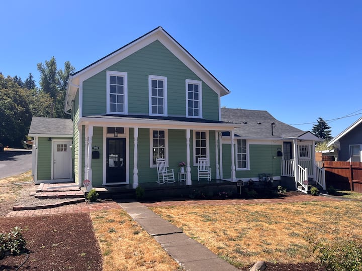 Beautiful Historic Cottage Home - Oregon City, OR