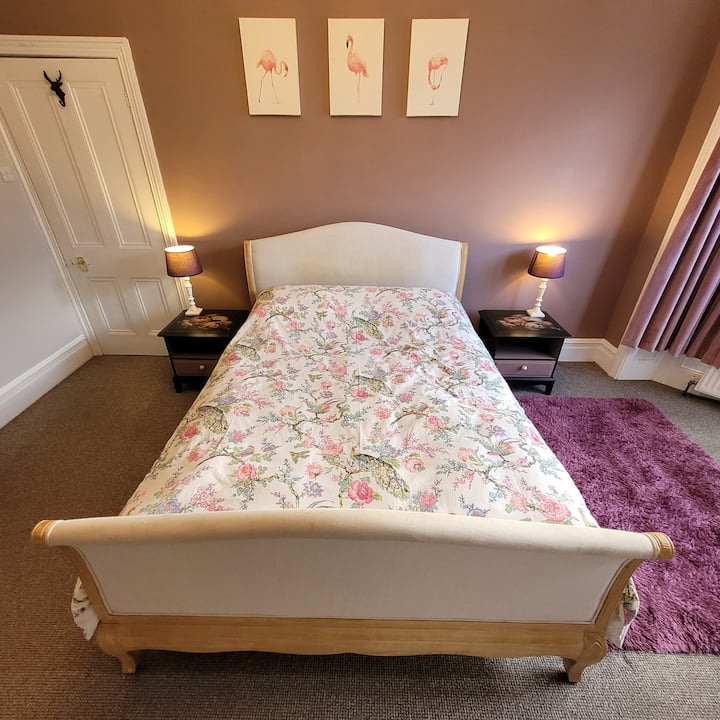 Females Only. King-size Bedroom In Weymouth - Dorset