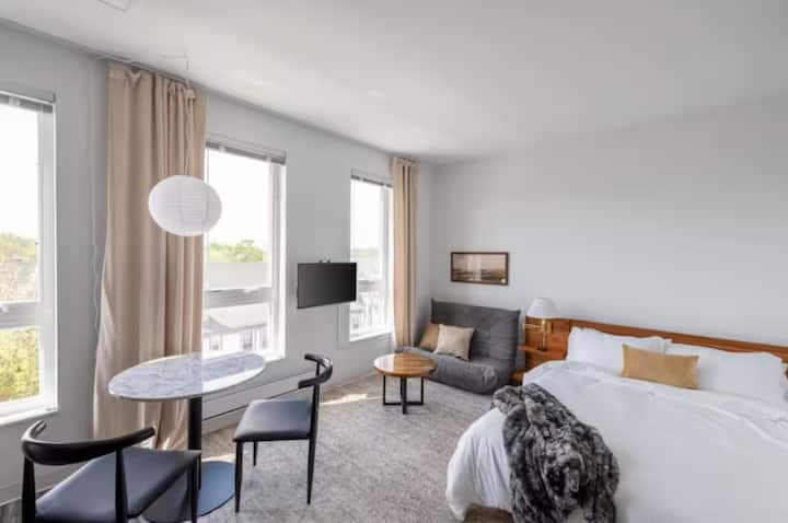 Exclusive East Side Stay | Brady St., Lake & Uwm - Milwaukee
