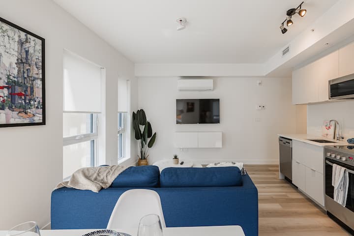 Modern Montréal Retreat | Prime Location - Montréal, QC