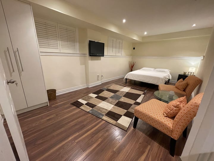 Spacious Bright Guest Suite - Vaughan