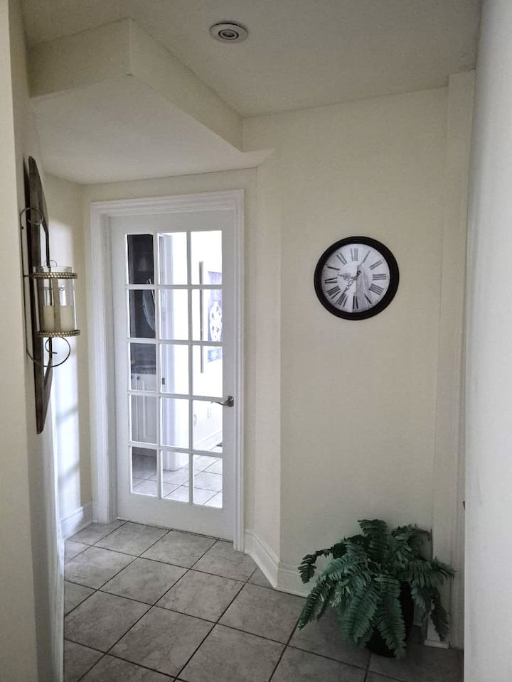 Spacious Bright Guest Suite - Toronto