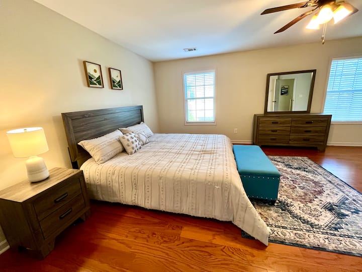 Spacious Master Bedroom For Rent - Newnan, GA