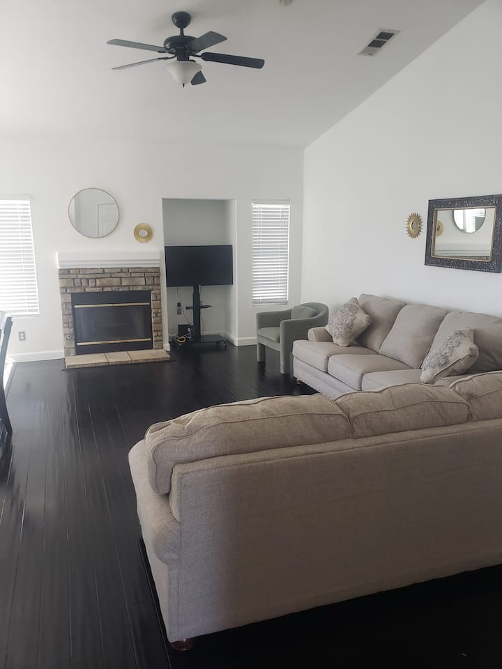 Beautiful Private Room And Bath. - Fontana, CA