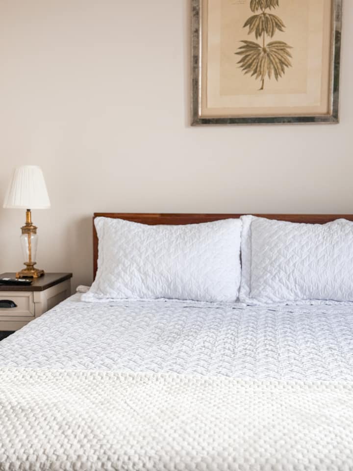 Stunning K-town Getaway - West Hollywood, CA