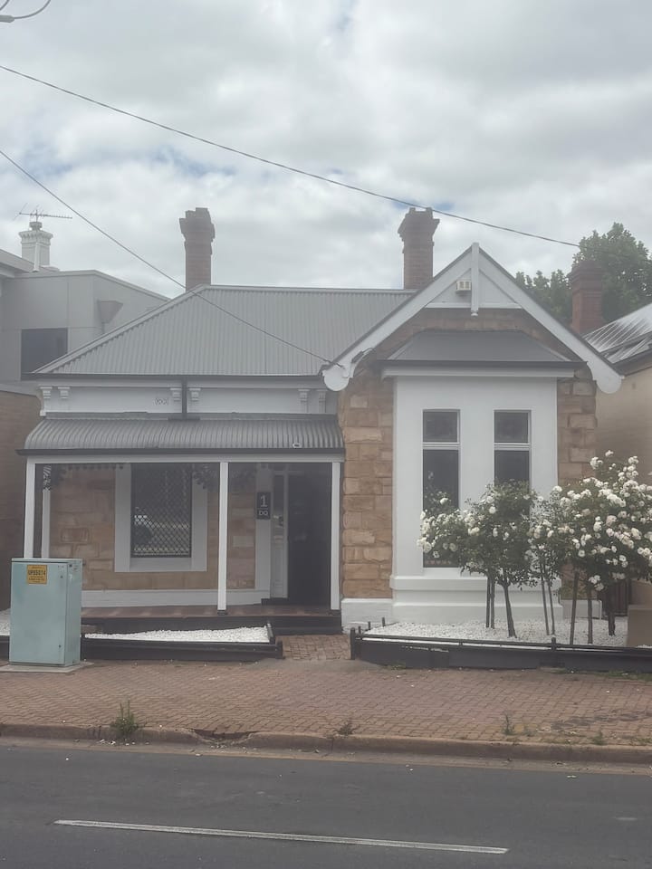 1 Dq (Great East End Of The City Location) - Adelaide