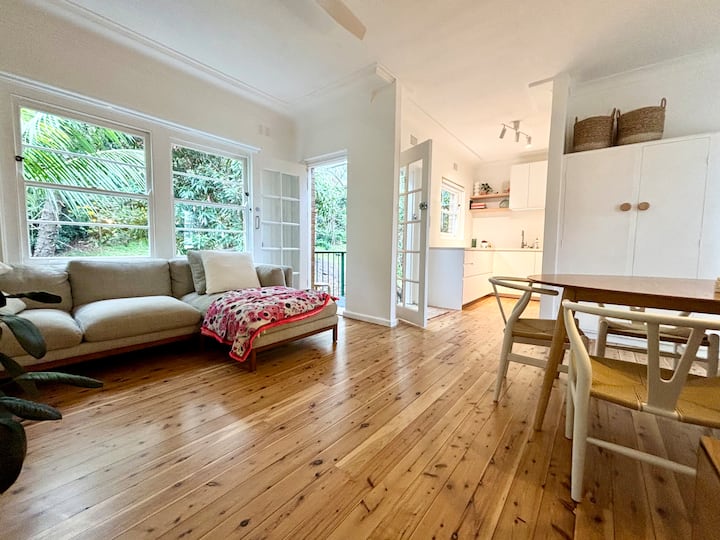 Art Deco Nestled Above The Cove - Manly