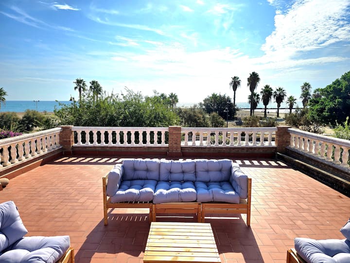 Beachfront Mediterranean Retreat - Sagunto
