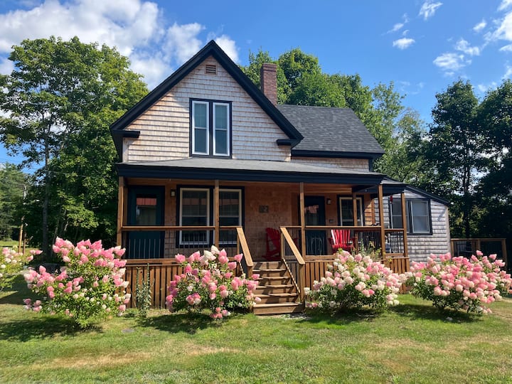 New!  Sunny 3 Bedroom Home In Greenville. - Greenville, ME