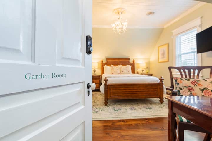 Magnolia Inn | Conservatory, Downtown Clayton Bnb - Clayton, NC