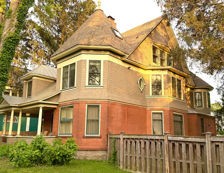 Luxury Downtown Saratoga 2br - Saratoga Springs, NY