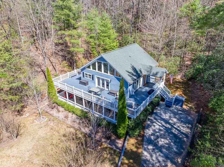 Porchside Getaway – Spacious Helen Home With Hot - Helen, GA
