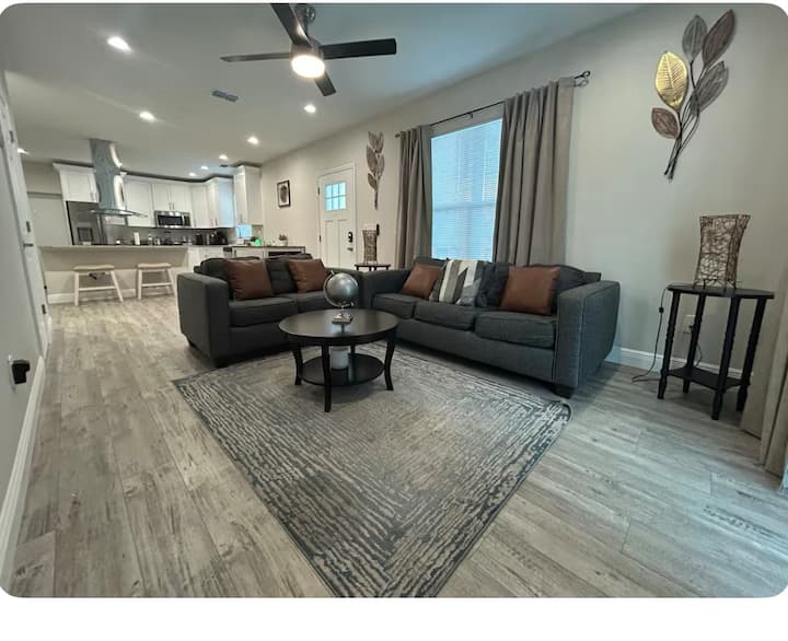 Modern Farmhouse Queen Suite Rm-2  W/private Bath - Tampa