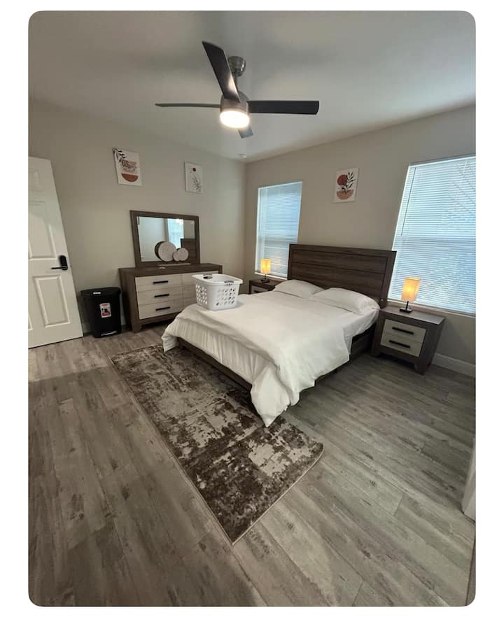 Modern Farmhouse Queen Suite Rm-2  W/private Bath - Tampa, FL