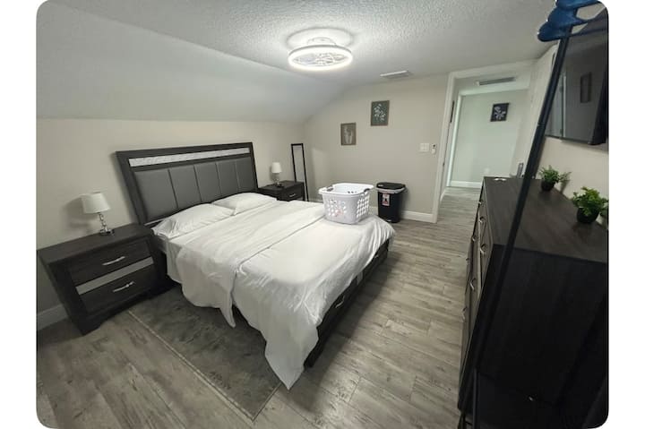 Modern Farmhouse Queen-rm 3 W/shared Bath - Tampa, FL