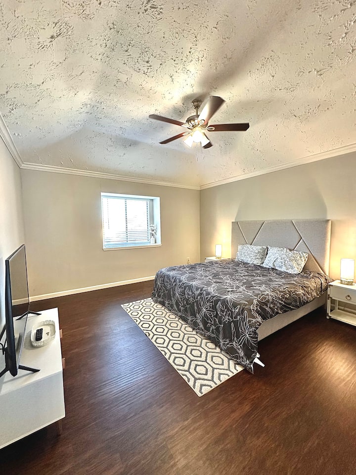 Luxury Master Suite In Sugarland - Sugar Land, TX