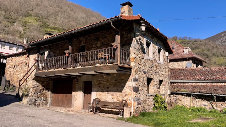 Casa De Piedra Y Madera Con Chimenea Interior - Somiedo