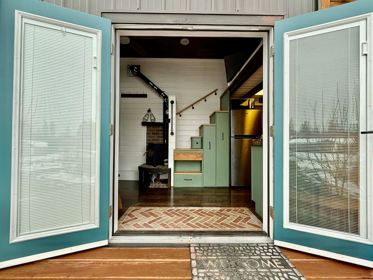 Cozy Tiny House | Ski Town, GNP | Full Kitchen - Tiny houses for Rent ...