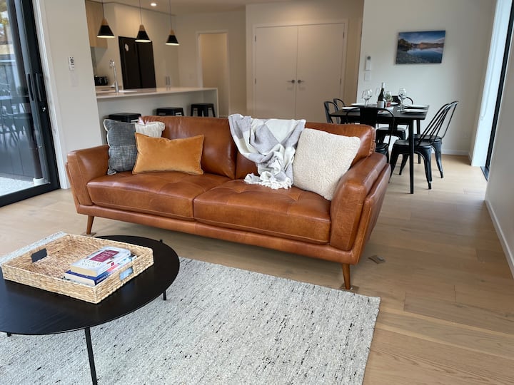 Modern & Bright Hillside Home - Walk To Town! - Queenstown