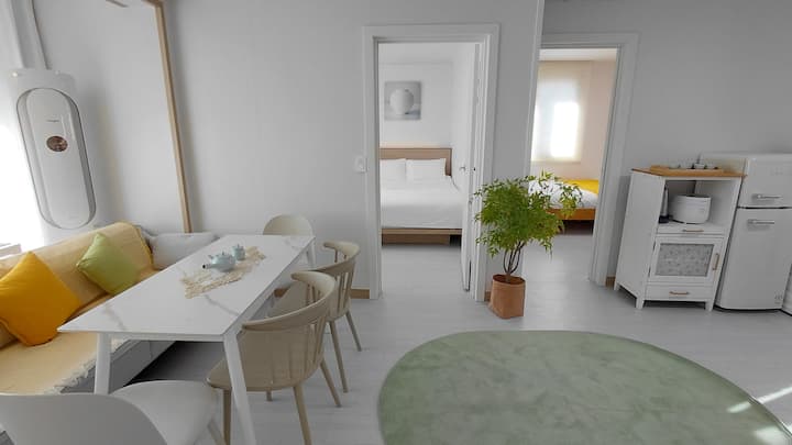 [리모델링/특가]햇살2층/방3 침대4/홍대,강남,성수 20분/서울대 봉천역도보8분/가족장박 - Seoul