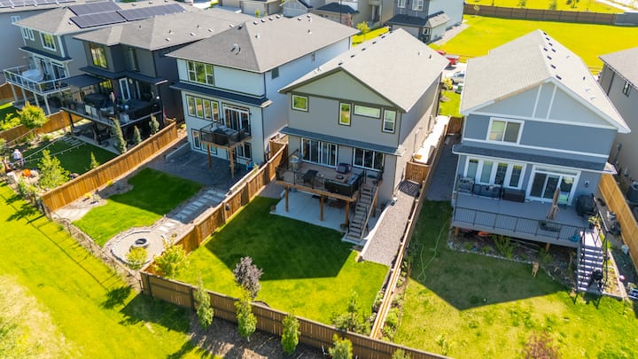 Big Lake Birdhaus Luxury Walkout Basement - Edmonton, Canada