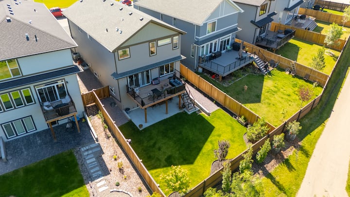 Big Lake Birdhaus Luxury 2 Bedroom Basement - St. Albert