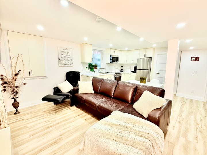 Sunny 2br Suburb Hideaway - Vaughan