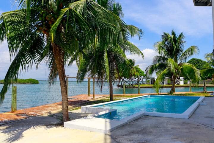 Lagoon-front 2br Apart| Ensuite Baths + Balcony - Placencia