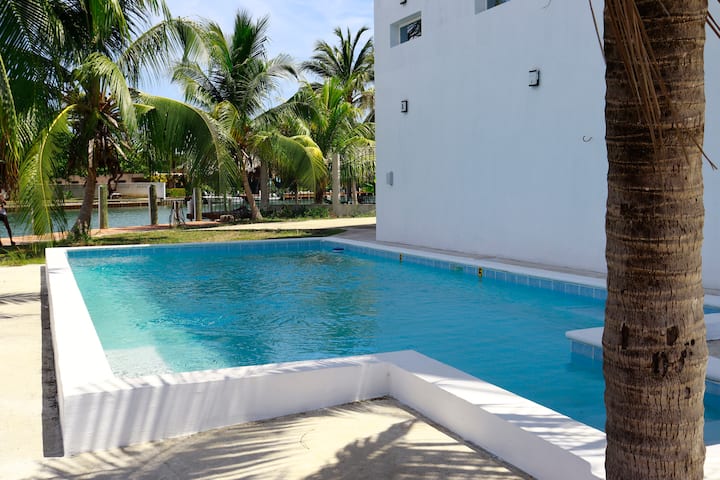 Modern Water-front 2-bedroom Apartment Placencia - Placencia