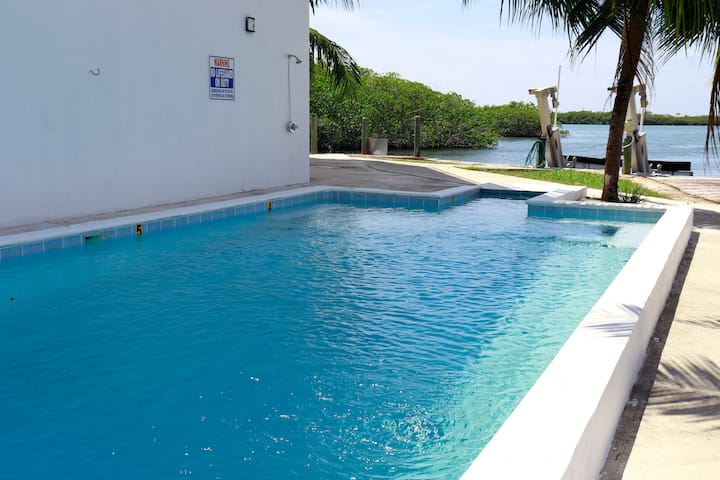 Lagoon-front 2br Apart| Ensuite Baths + Balcony - Placencia