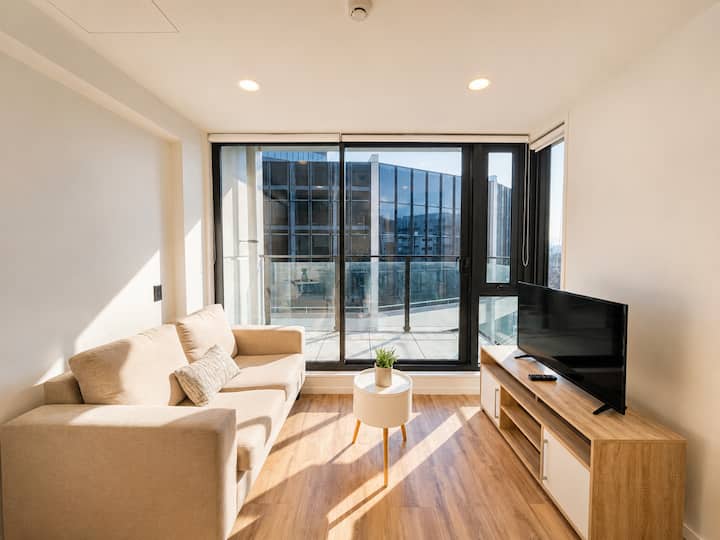 Chic Urban Escape | Balcony, Pool & Gym Access - Auckland