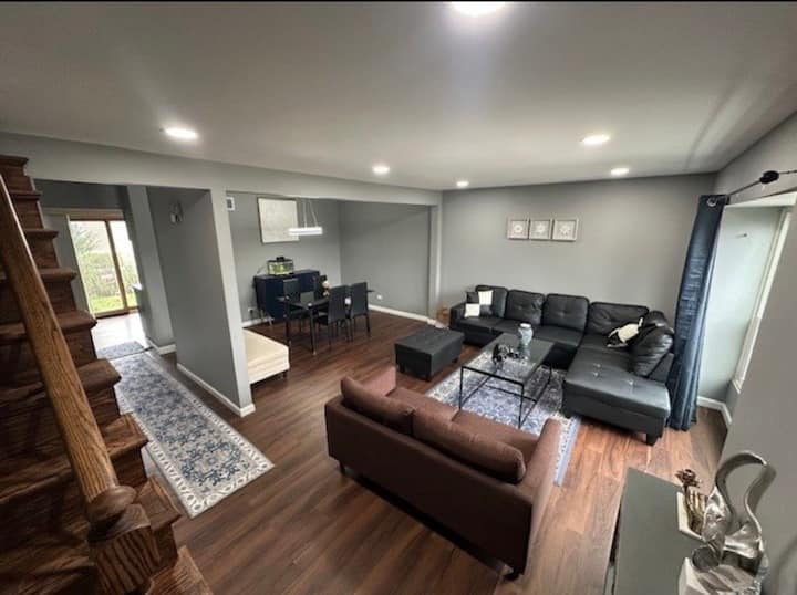 Comfy And Modern Townhome! - Schaumburg, IL