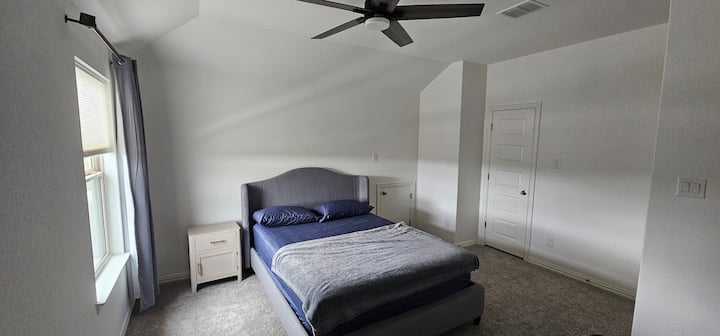 2nd Floor Private Room & Private Bathroom - Georgetown, TX