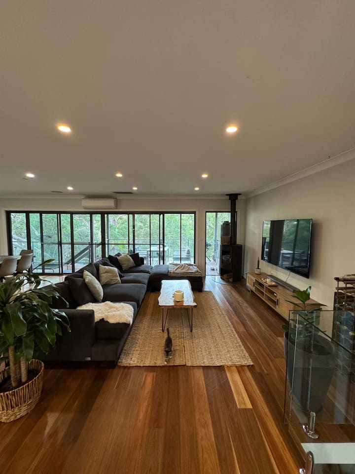 Large Room, With Balcony Access - Bundeena