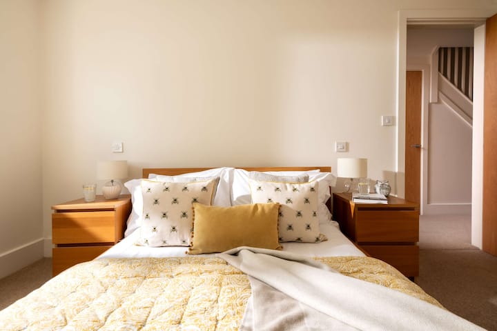 Cotswold Lakes, Spa + Pool Access, Family Friendly - Cirencester