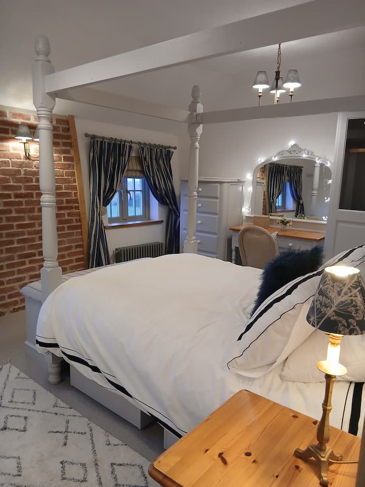 Four Poster Bed Cottage  With A Gorgeous View - Harwich