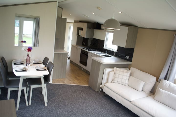 Cosy Cabin For 6 In Great Billing - Bedfordshire