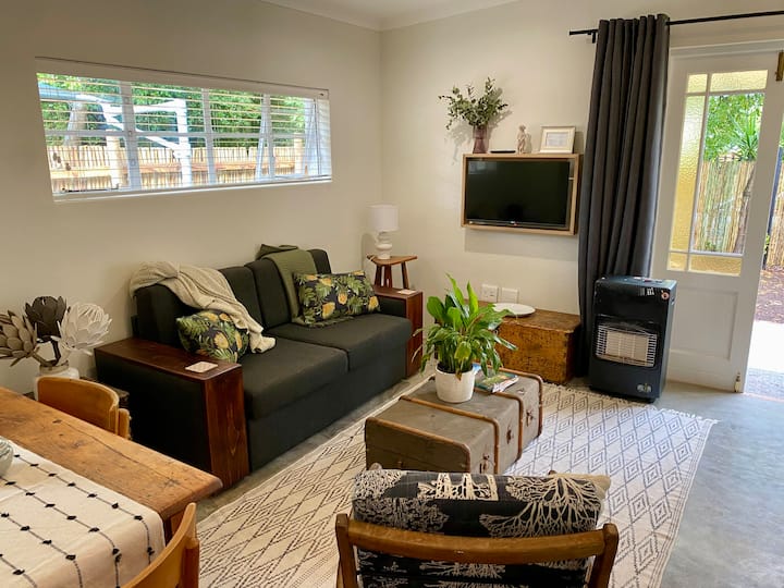 Squirrel Cottage Near Wine Farms, Golfing & Hiking - Somerset West