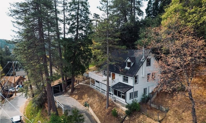 Spacious 2-story Cabin W/ Loft & Deck - Lake Gregory Regional Park, CA