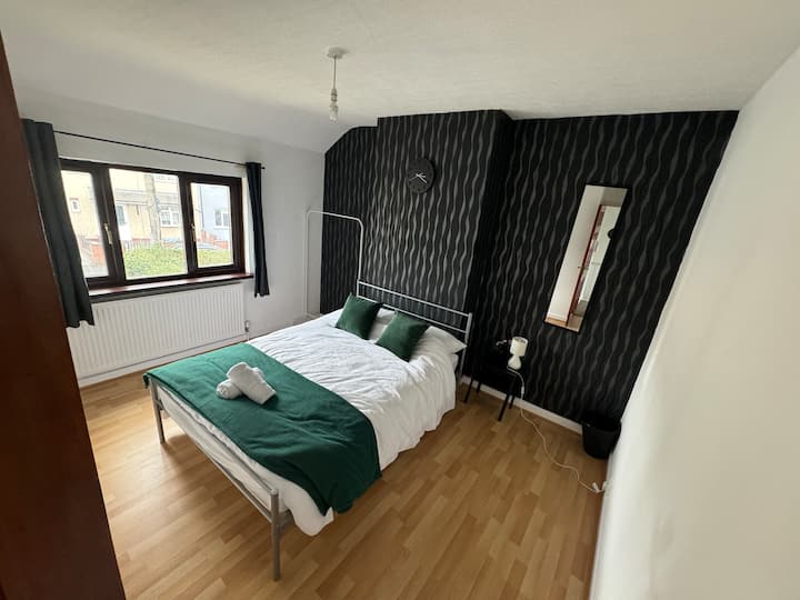 4 Bedroom In Birmingham - Wolverhampton