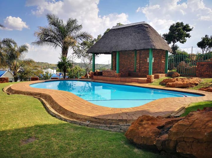 Cosy Stay | Scenic Balcony Views - Johannesburg South