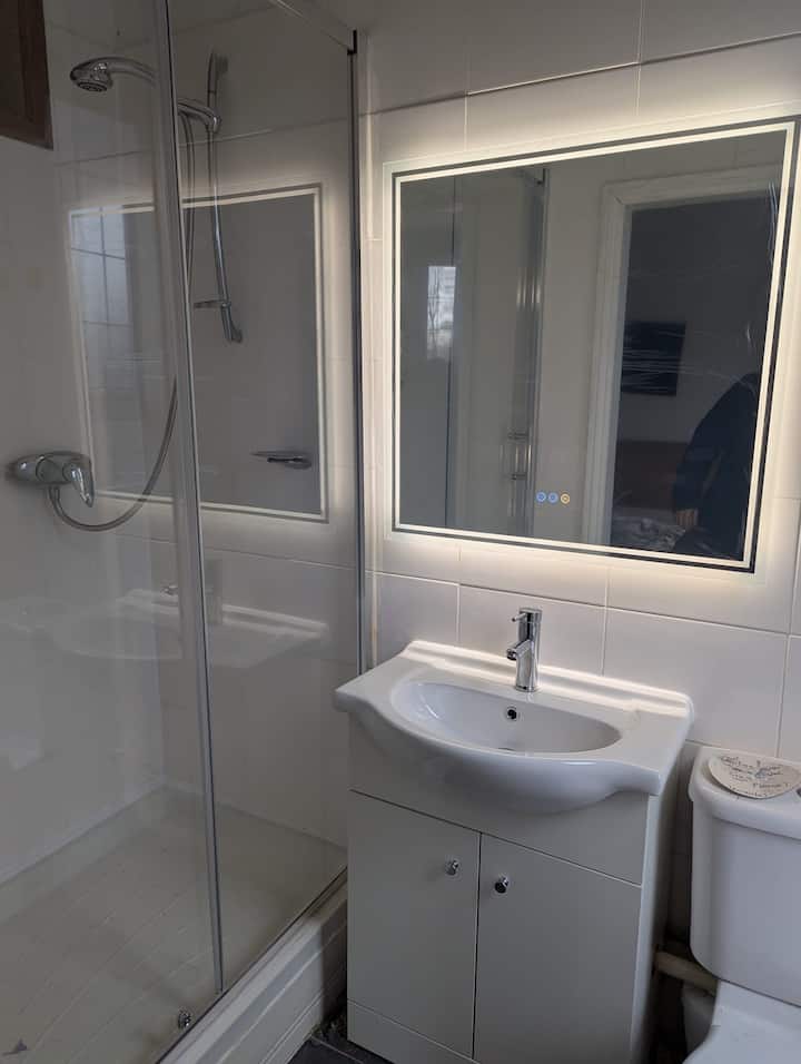 Self Contained Double Studio Cov Train Cv1 - Coventry