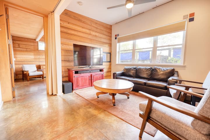 Cozy Cabin Retreat In St. Pete - St. Petersburg, FL