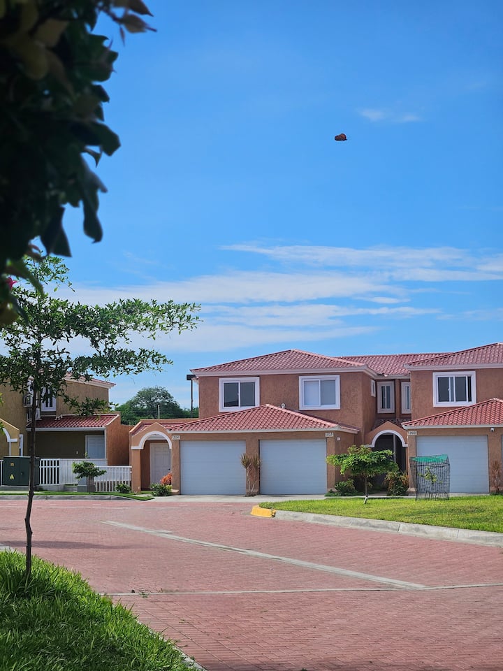 Hermosa Casa En Urb Privada Con Piscina En Manta - Manta