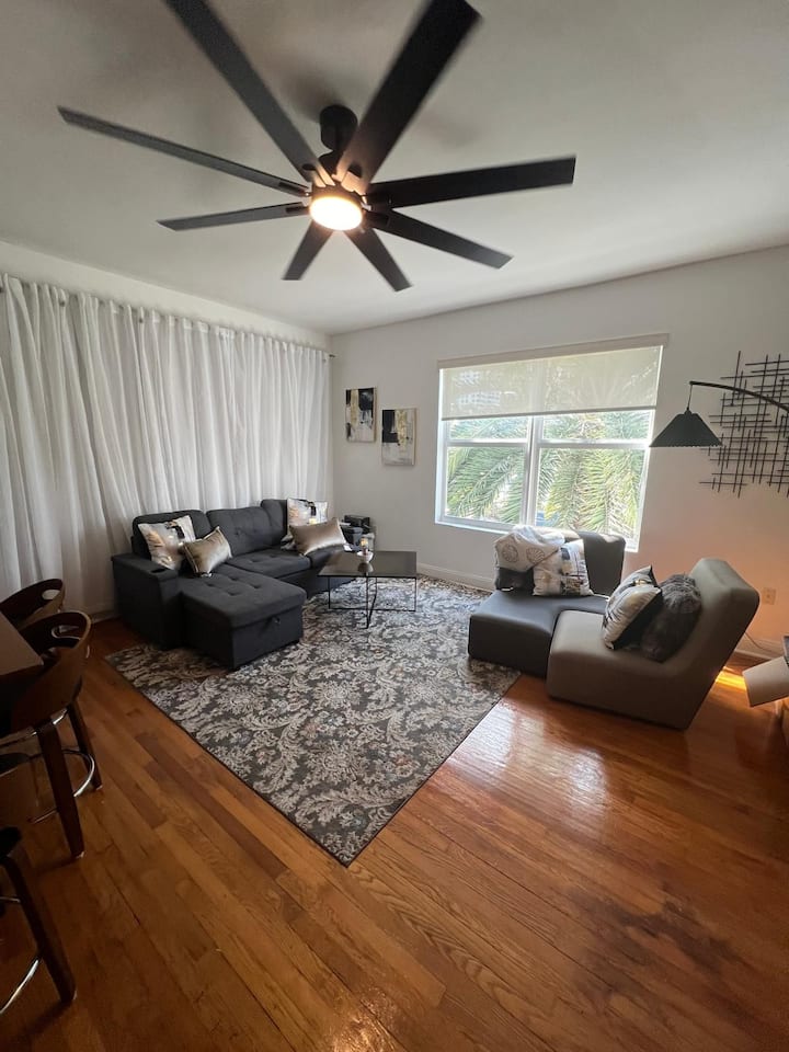 "D"classy 4 Min. Walk To The  Beach 2bed 2.5 Bath - Miami Beach