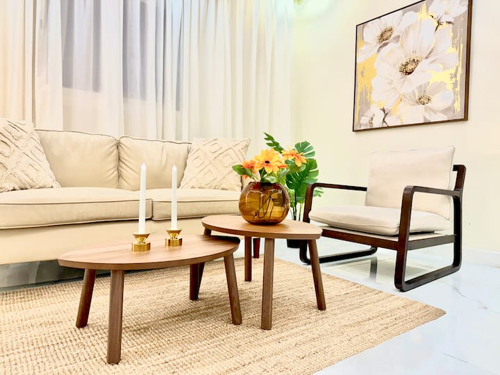 Al Munawarah Suites | Apt 3 | 1 King + 2 Twin Beds - Medina