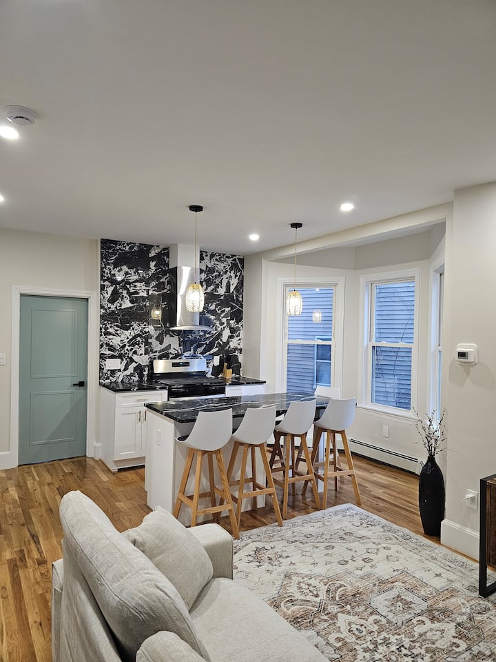 3br Near Train, Hospitals & Wh Foods | Free Parkin - Boston, MA