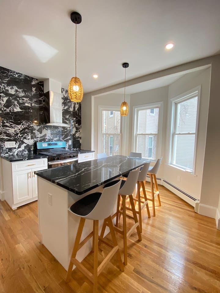 3br Near Train, Hospitals & Wh Foods | Free Parkin - Quincy, MA