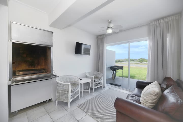 Apartment 1 @ Oriental Pioneer Beach House - Struisbaai